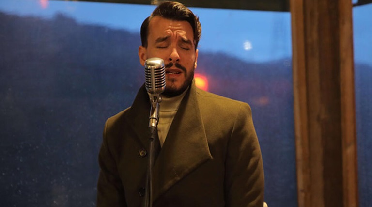 Cem Adrian, yeni albümünün ilk çalışması olan ''Veda busesi''ni ...